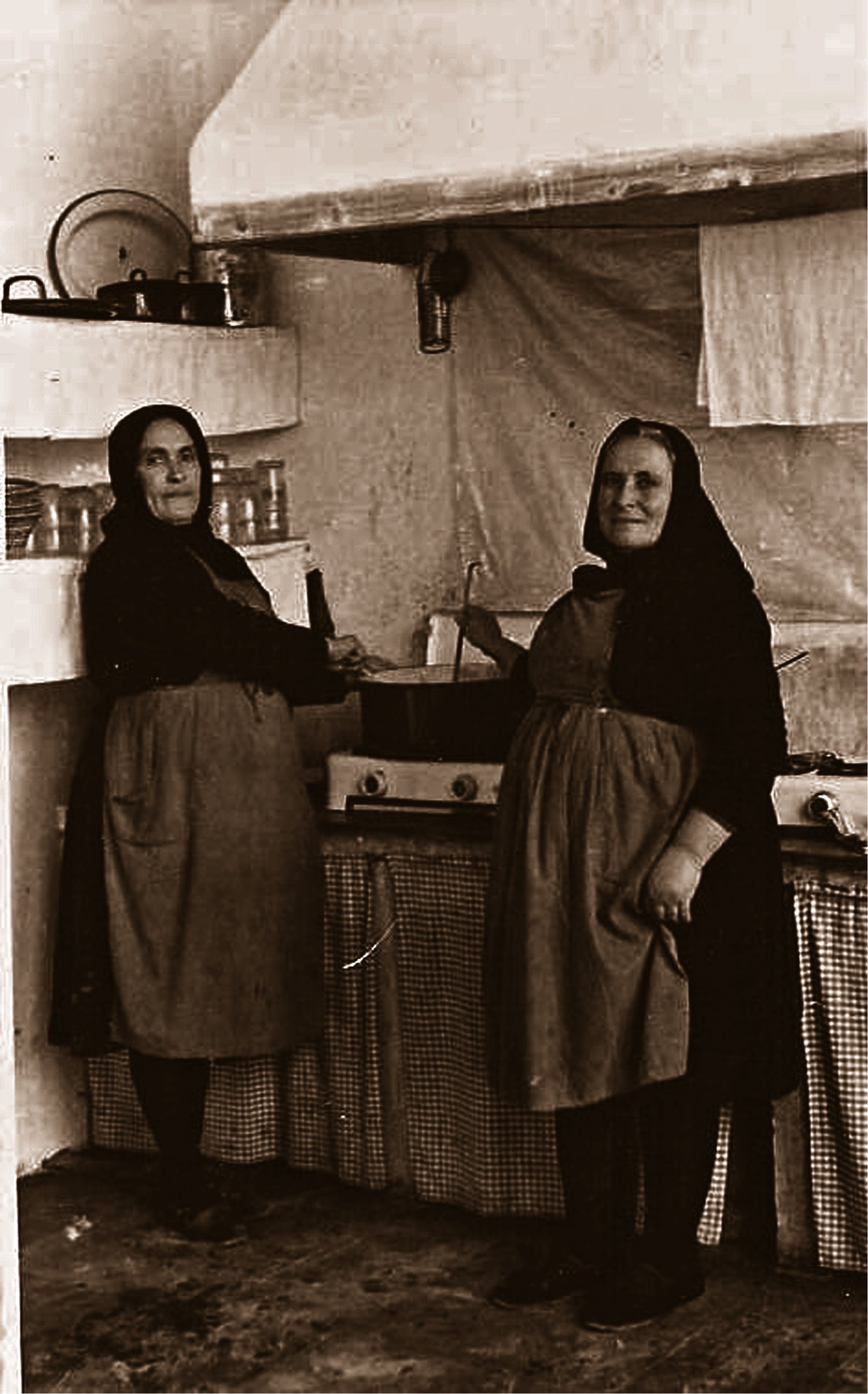 Mujeres guisando en la cocina. Mota del Cuervo (Cuenca). Fondo Los Legados de la Tierra. Archivo ...